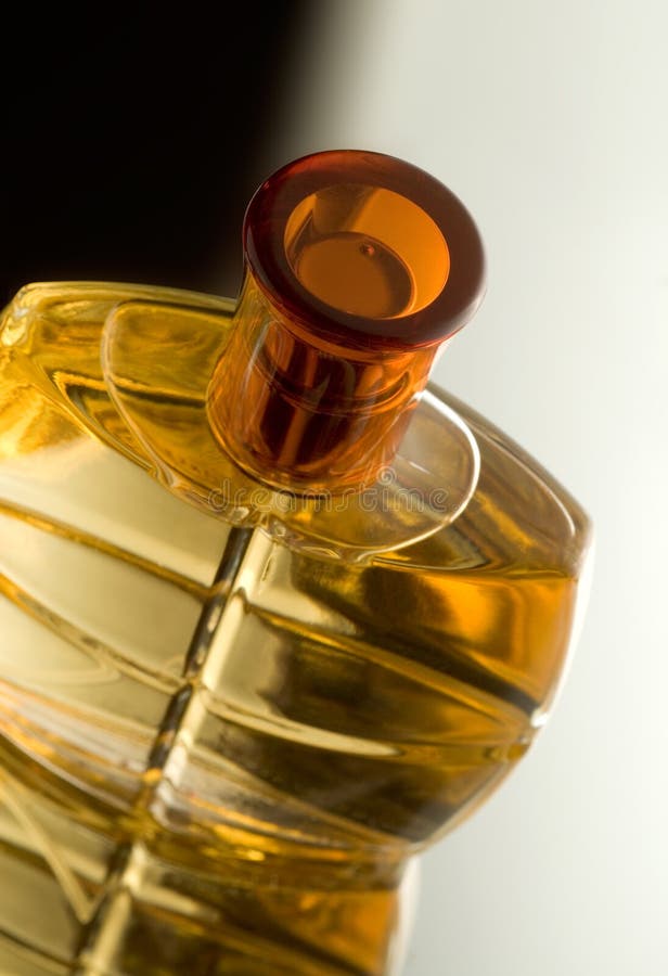 Botella de perfume foto de archivo. Imagen de aislado - 1784868