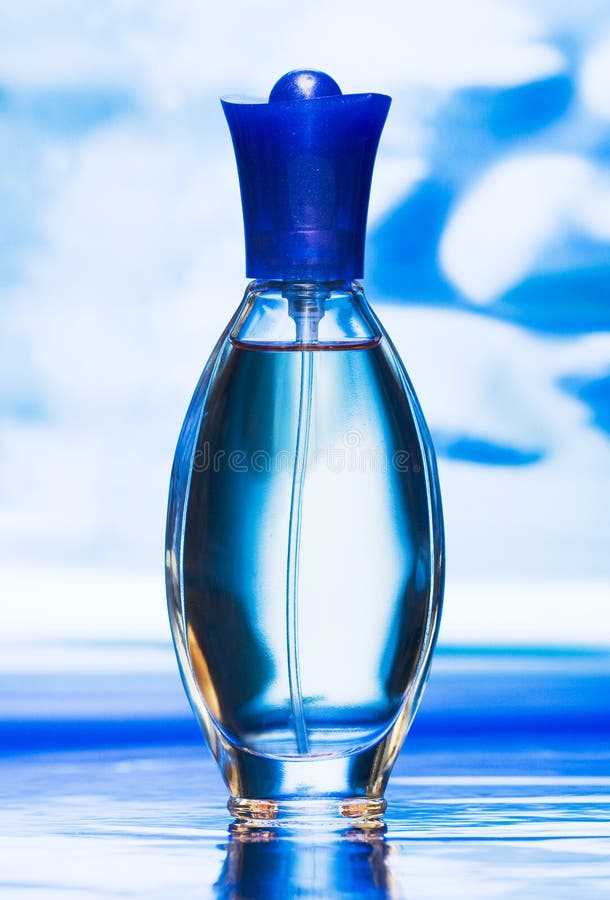 Botella Azul De Perfume Sobre El Fondo Blanco Imagen de archivo ...