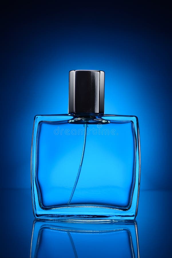 Botella Azul Con Agua Y Vidrio Completo Aislado Sobre Fondo Blanco Foto ...