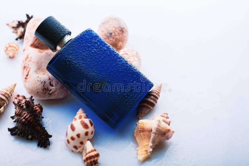 Botella De Perfume Azul Marino Y Conchas Foto de archivo - Imagen de ...