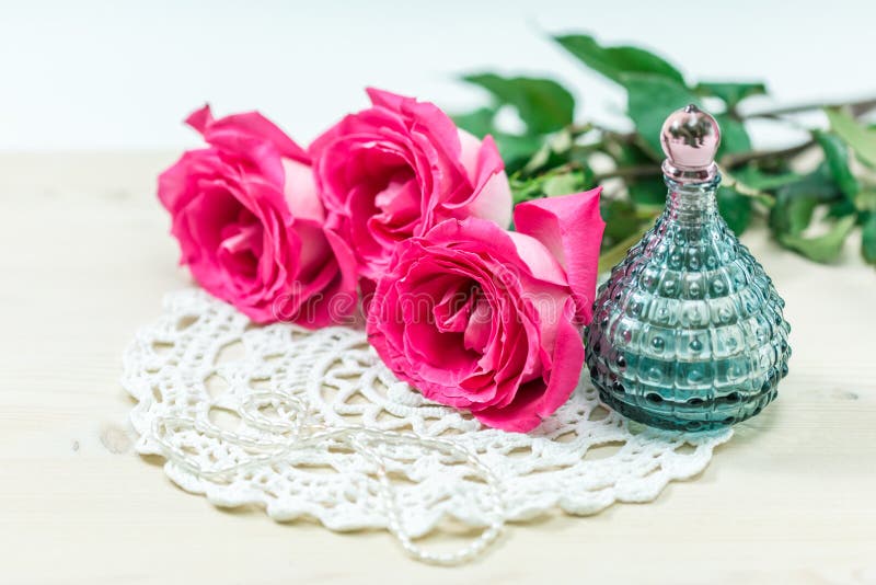 Botella De Perfume Con Las Rosas Imagen de archivo - Imagen de belleza ...