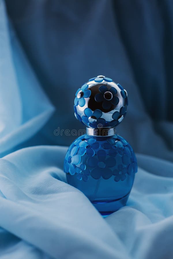 Botella De Perfume Azul Marino Y Conchas Foto de archivo - Imagen de ...