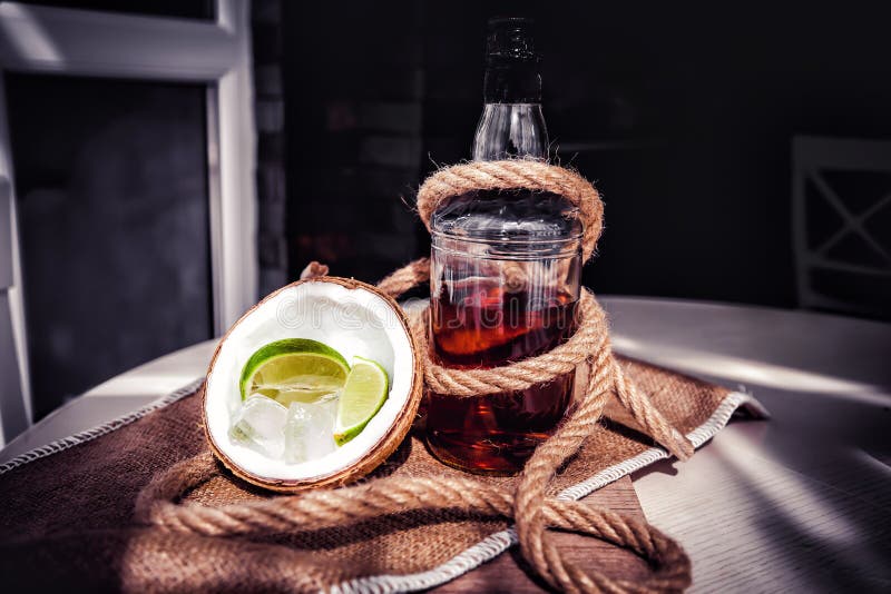 Botella De Ron Con Helado De Lima Y Copas De Coco De Coco Y Ron Foto de ...