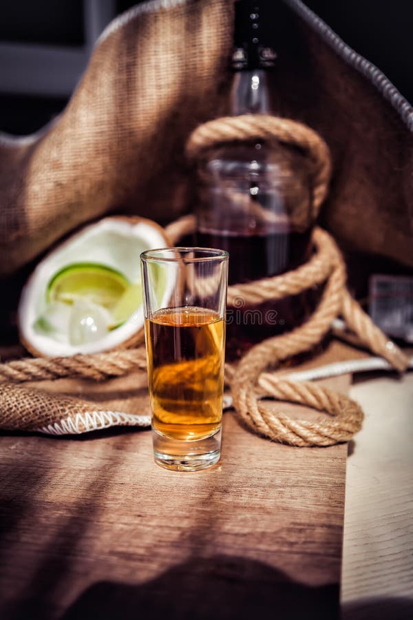 Botella De Ron Con Helado De Lima Y Copas De Coco De Coco Y Ron Foto de ...