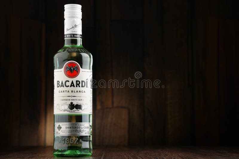 Botella De Ron Blanco Bacardi Imagen editorial - Imagen de etiqueta ...