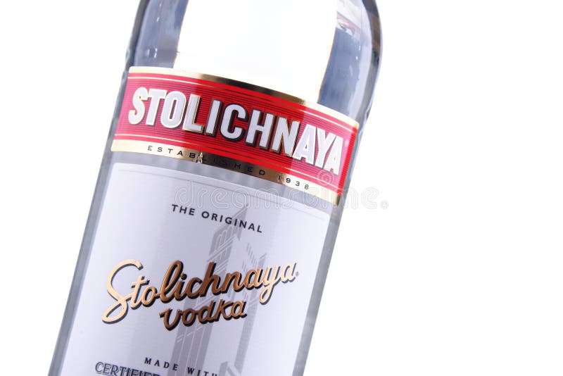 Botella De Stolichnaya, Marca Popular De Vodka Rusa Foto de archivo ...
