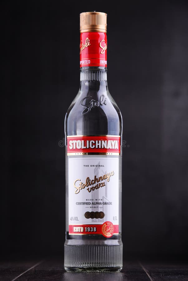 Una Botella De Vodka De Stolichnaya En Un Fondo De Madera Fotografía ...