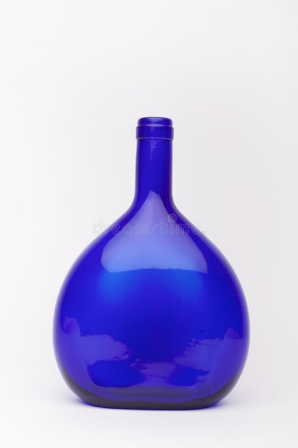 Botella De Vino Azul En El Fondo Blanco Foto de archivo - Imagen de ...