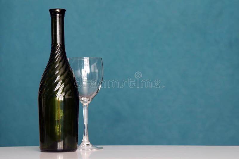 Botella De Vino Con La Copa Imagen de archivo - Imagen de blanco, vino ...
