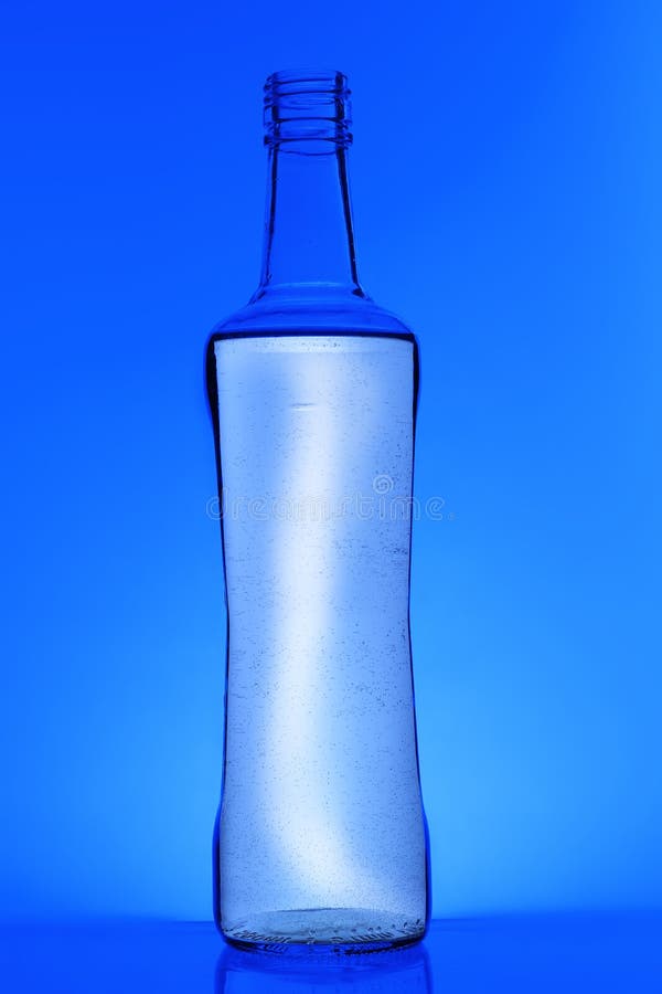 Botella azul de vodka imagen de archivo. Imagen de diseño - 48223937