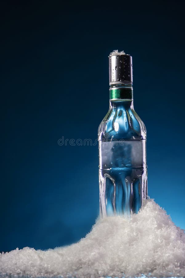 Botella azul de vodka imagen de archivo. Imagen de diseño - 48223937