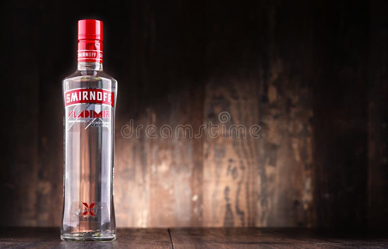 Botella De Vodka Roja De La Etiqueta De Smirnoff Imagen de archivo ...