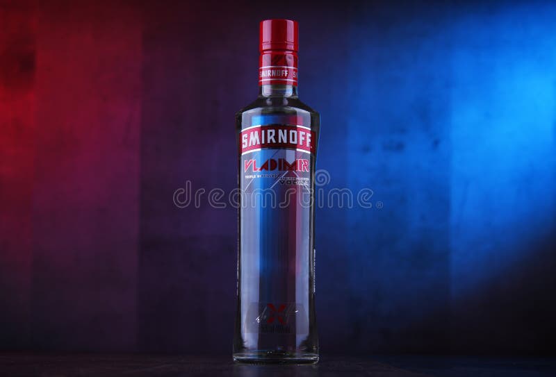 Botella De Vodka Roja De La Etiqueta De Smirnoff Foto de archivo ...