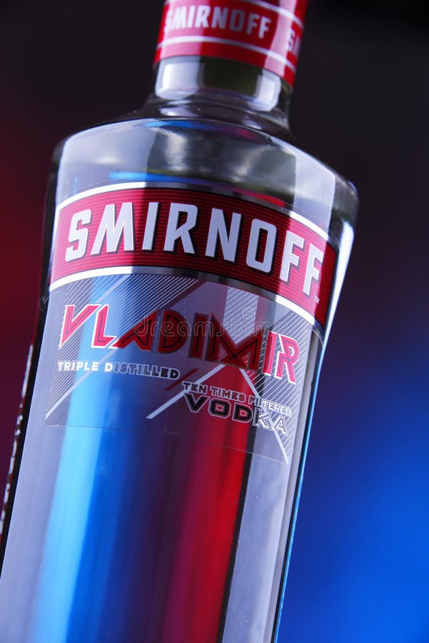 Botella De Vodka Roja De La Etiqueta De Smirnoff Imagen de archivo ...