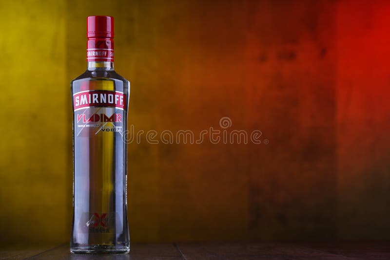 Botella De Vodka Rojo Smirnoff En Cubo Con Hielo Triturado Foto ...