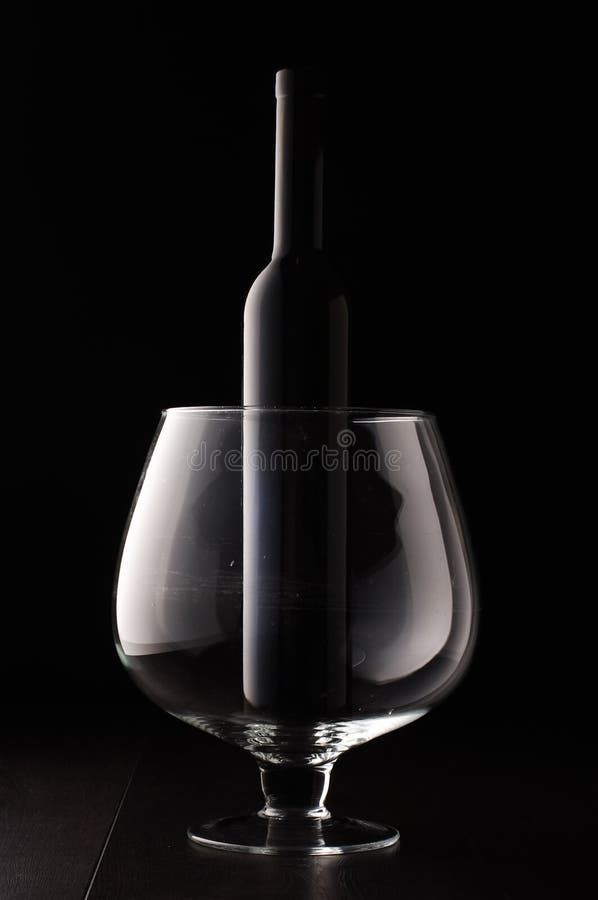 Botella Del Alcohol En La Copa De Vino Grande Imagen de archivo ...