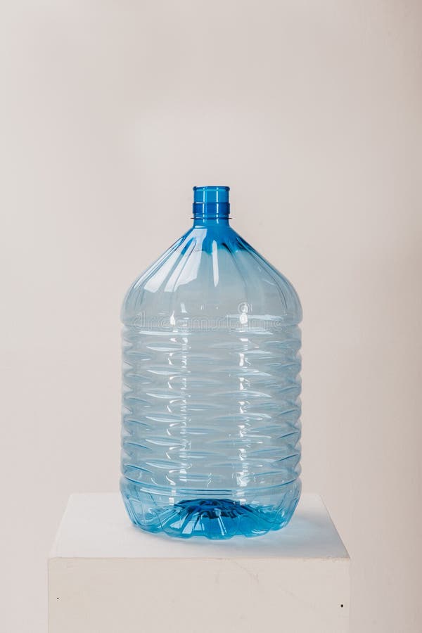 Botella Grande De Agua De Fondo Blanco Imagen de archivo - Imagen de ...