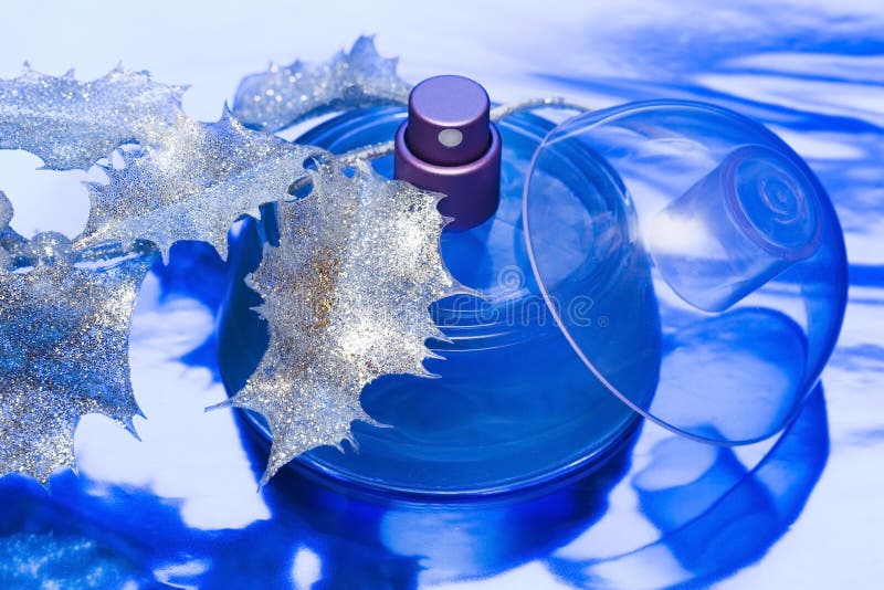 Botella Azul De Perfume Sobre El Fondo Blanco Imagen de archivo ...