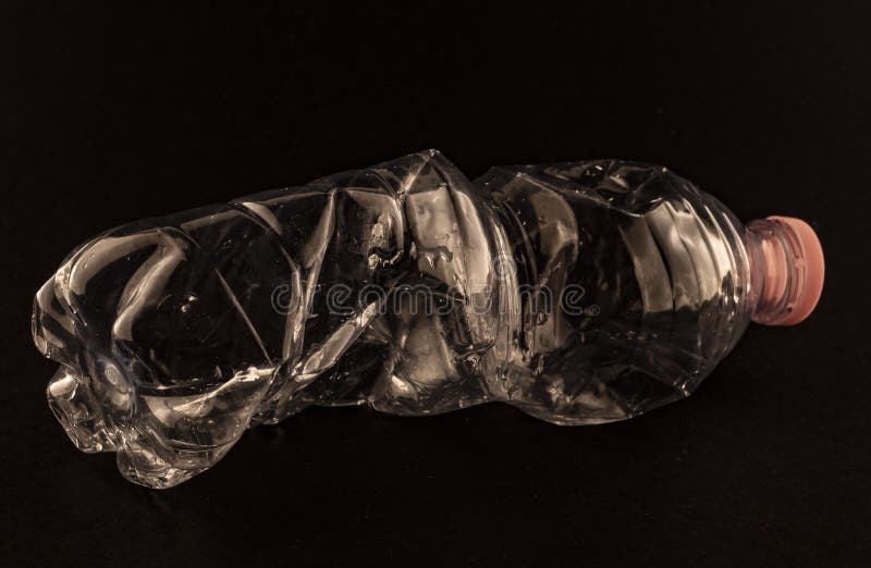 Botella Plástica Arrugada Fotos De Stock - Descarga 86 Fotos Libres de ...