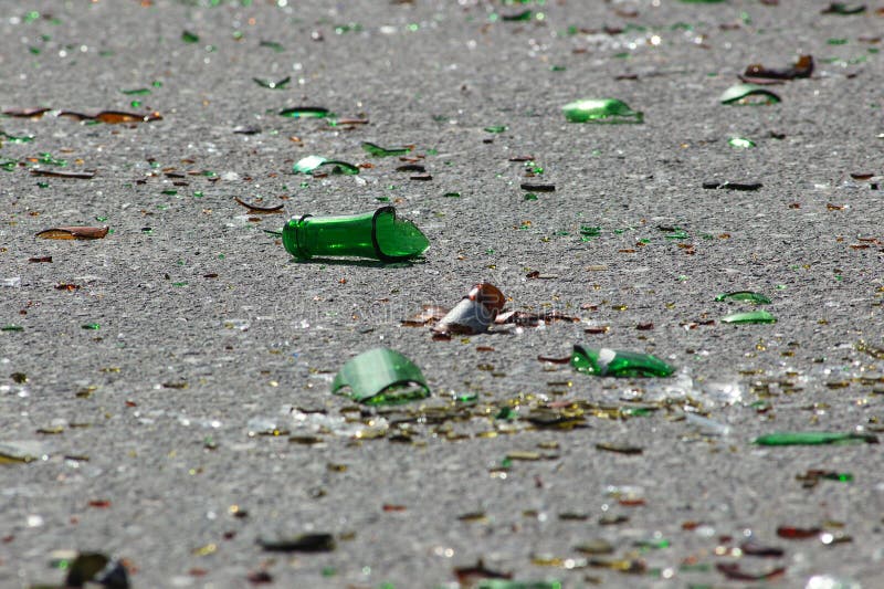 Botella rota foto de archivo. Imagen de abajo, smash - 21411534