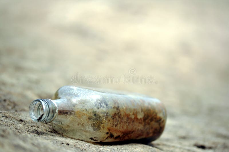 Una Botella Vieja Y Sucia Sobre Fondo Blanco Foto de archivo - Imagen ...