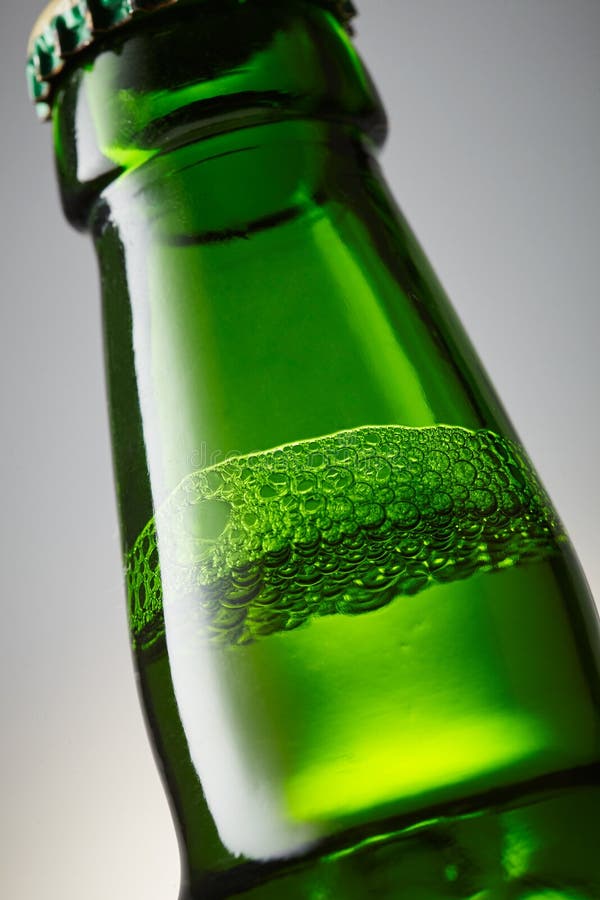 Botella Verde De Primer De La Cerveza Foto de archivo - Imagen de color ...