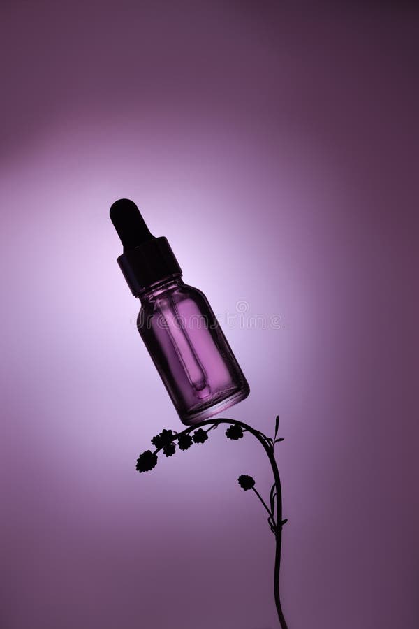 Botella Violeta Con Aceite O Suero En Colores Violeta De Moda Imagen de ...