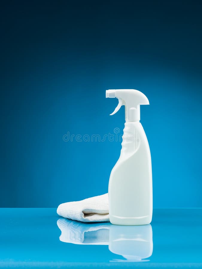Botella Y Trapo De Limpieza Del Espray Foto de archivo - Imagen de ...