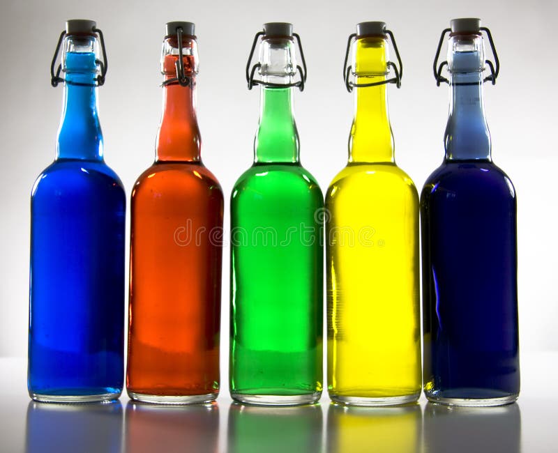 Bebidas Coloridas En Botellas Foto de archivo - Imagen de tapas ...