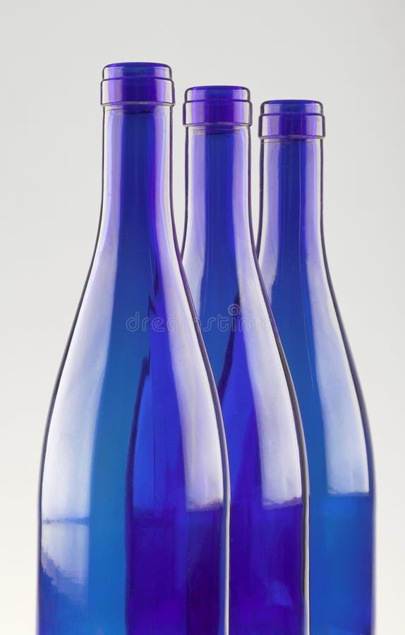 Botellas Azules De Bebidas Alcohólicas Foto de archivo - Imagen de ...