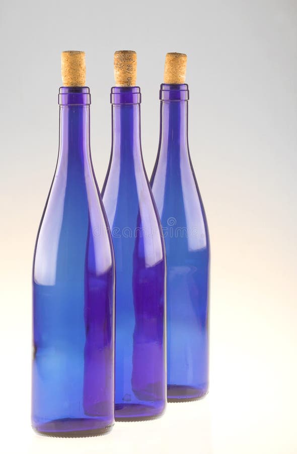 Botellas Azules De Bebidas Alcohólicas Foto de archivo - Imagen de ...