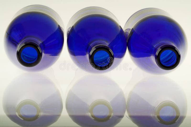 Botellas Azules De Bebidas Alcohólicas Foto de archivo - Imagen de ...