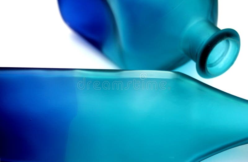 Botellas Azules De Bebidas Alcohólicas Foto de archivo - Imagen de ...