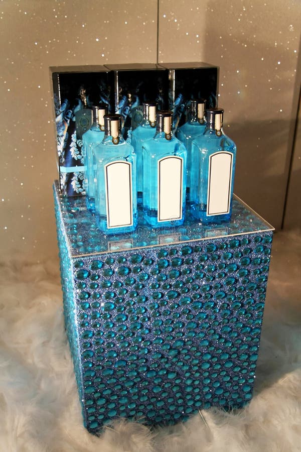 Botellas Azules De Bebidas Alcohólicas Foto de archivo - Imagen de ...