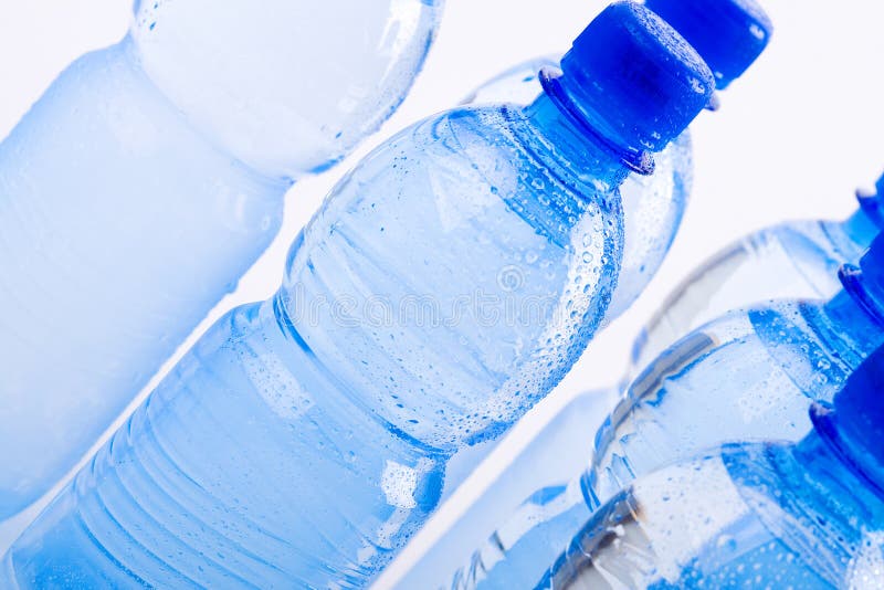 Botellas azules de agua foto de archivo. Imagen de vida - 99173556