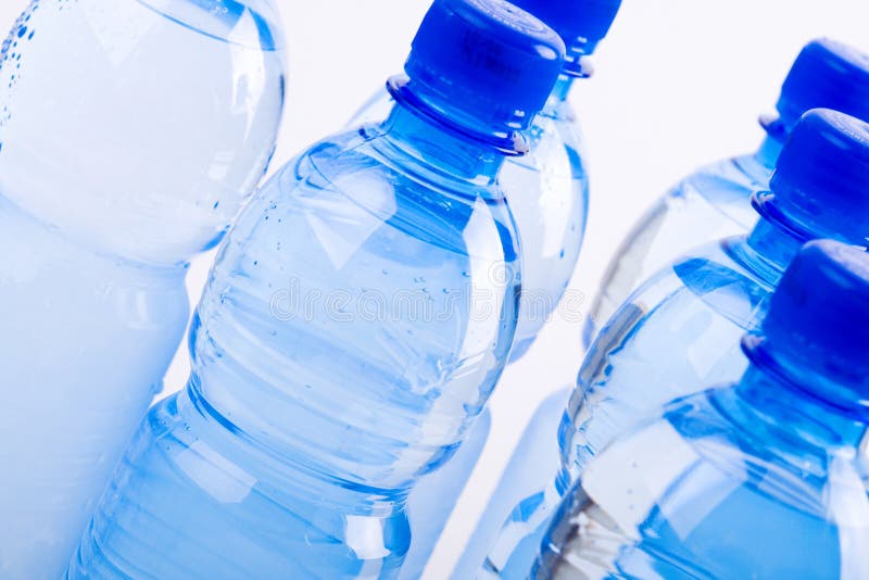 Botellas azules de agua imagen de archivo. Imagen de tapa - 99173615