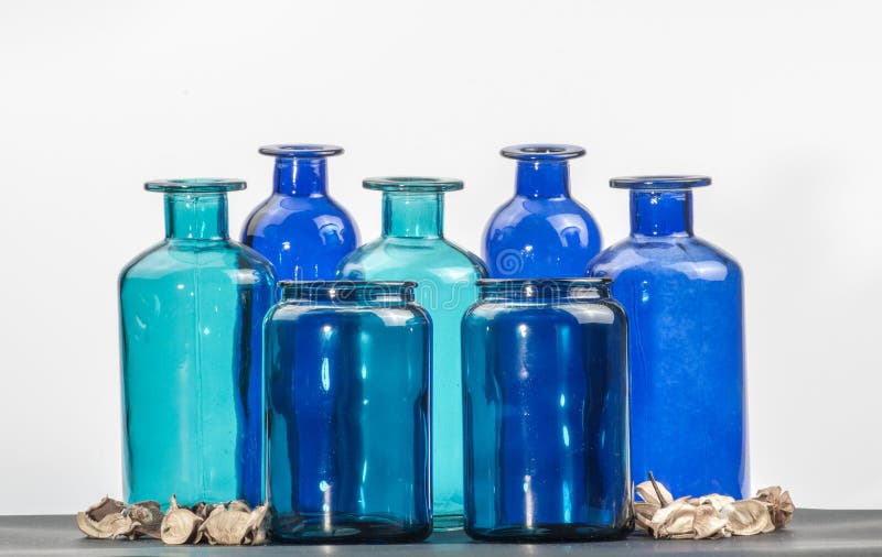 Cuatro Botellas Azules Y Su Transparencia De Cristal Imagen de archivo ...