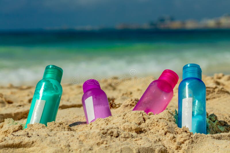 Botellas con la arena imagen de archivo. Imagen de arena - 1136283