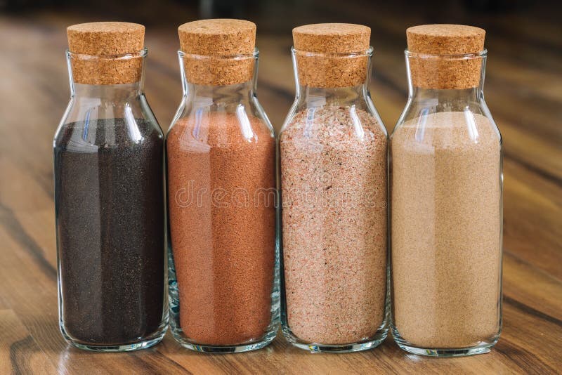 Botellas Con La Arena De Los Colores Imagen de archivo - Imagen de ...