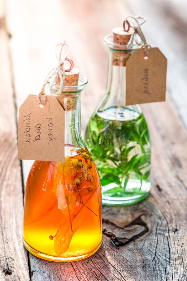 Botellas Con La Miel, El Tilo Y La Menta Con Alcohol Foto de archivo ...