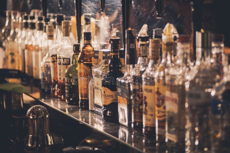 Fila De Botellas De Alcohol En Una Barra O Un Restaurante Foto ...