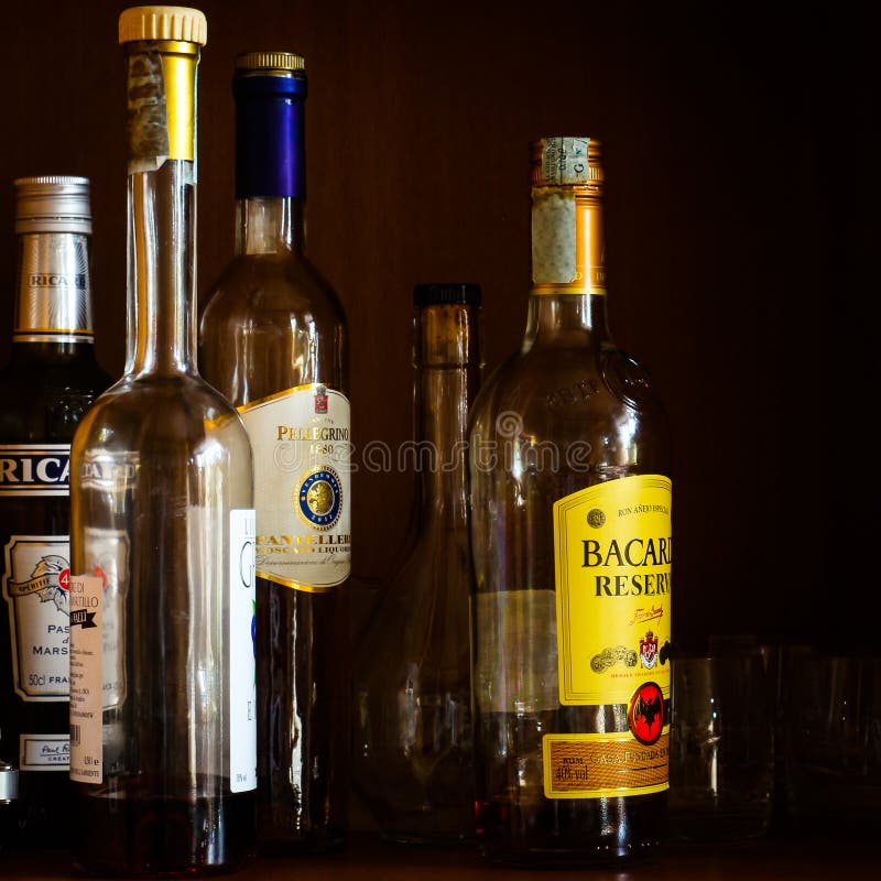 Botellas De Alcohol En Un Caso De Cristal Imagen de archivo editorial ...