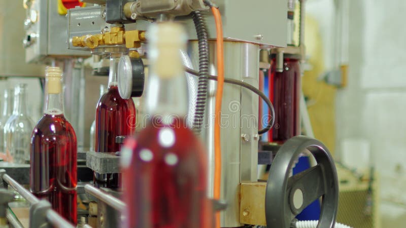 Botellas De Alcohol Rojo Tapadas Almacen De Video - Vídeo de pegatinas ...