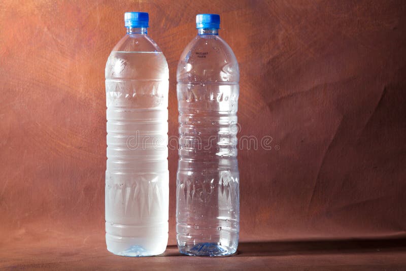 2 Botellas De Botellas De Agua Plásticas. Foto de archivo - Imagen de ...