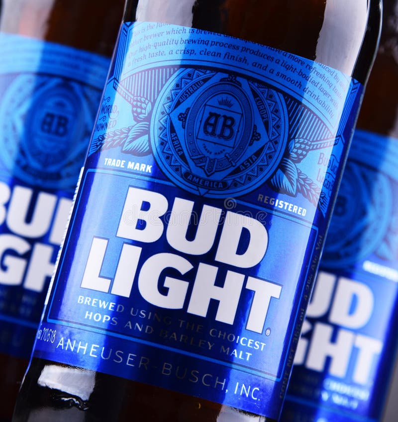 Botellas De Cerveza Bud Light En Cubeta Con Hielo Triturado Foto ...
