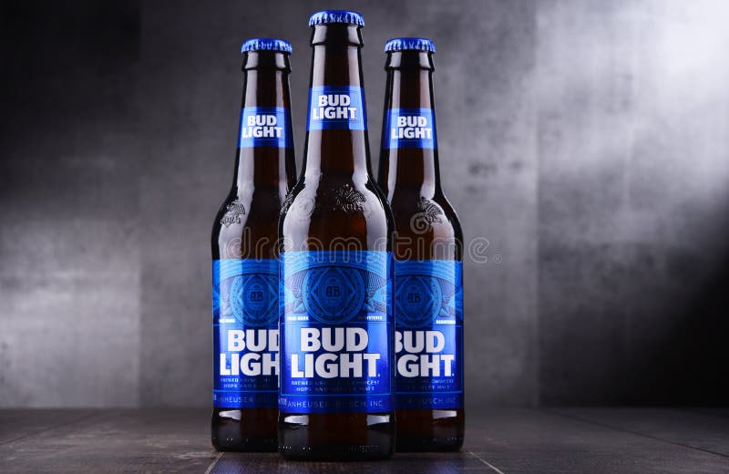 Botellas De Cerveza Bud Light En Cubeta Con Hielo Triturado Imagen ...