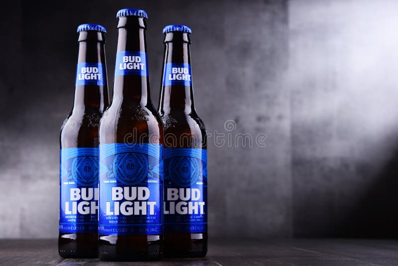 Botellas De Cerveza De Bud Light Foto de archivo editorial - Imagen de ...