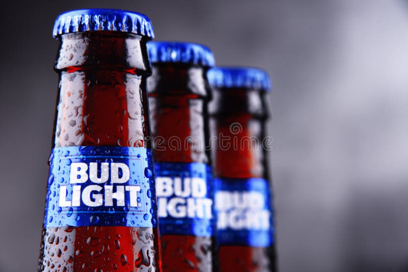 Botellas De Cerveza De Bud Light Imagen de archivo editorial - Imagen ...