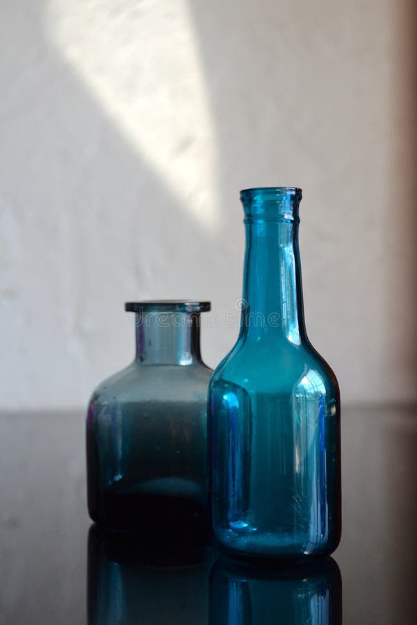 Botellas de cristal azules foto de archivo. Imagen de turquesa - 43472494