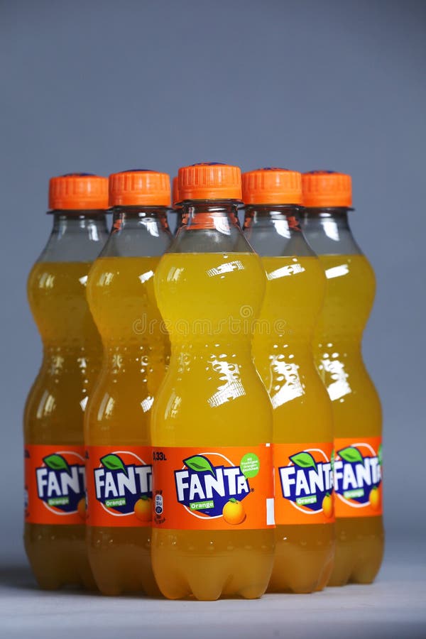 Paquete De 6 Fanta, Mini Botellas, Bola De Fanta Imagen editorial ...